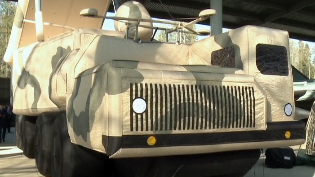 Opblaasbare tanks voor Russische leger om vijand te misleiden