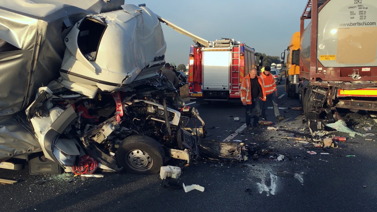 Enorme ravage na meerdere ongelukken op A67