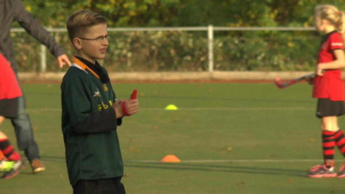 Taeke (9) is de jongste hockeyscheidsrechter van Nederland
