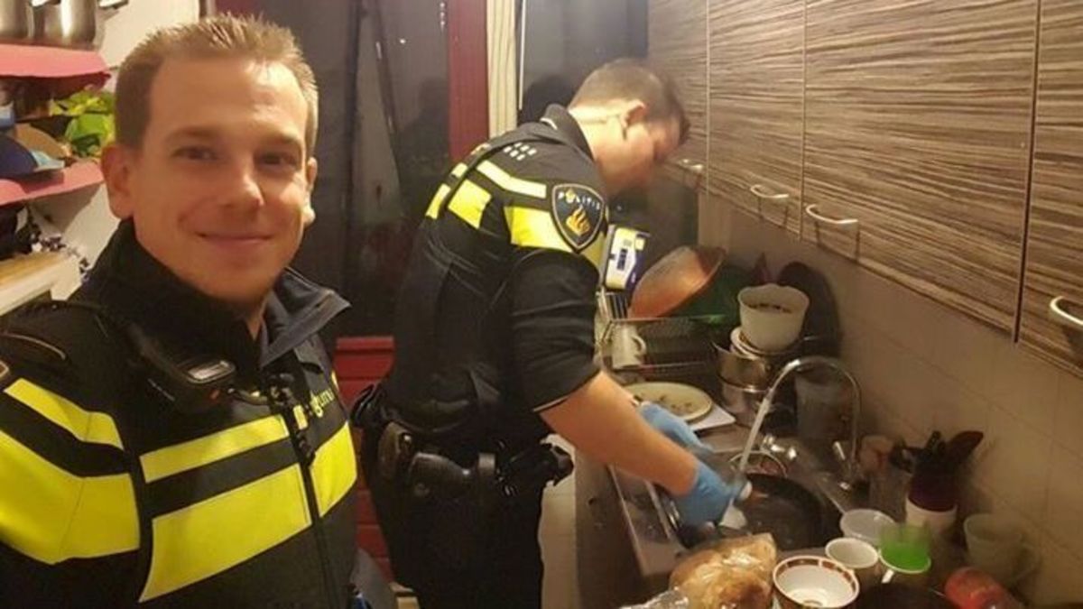 Respect voor agenten die de afwas doen