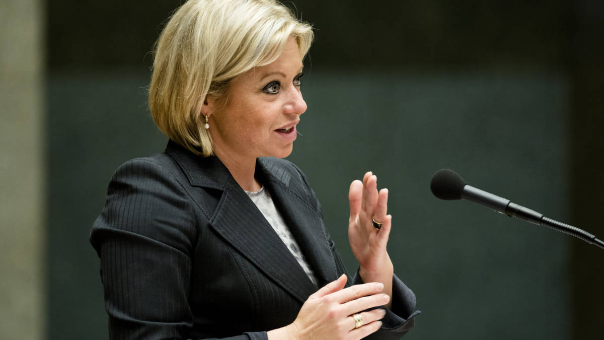 Hennis compenseert extra voor AOW-gat defensiepersoneel