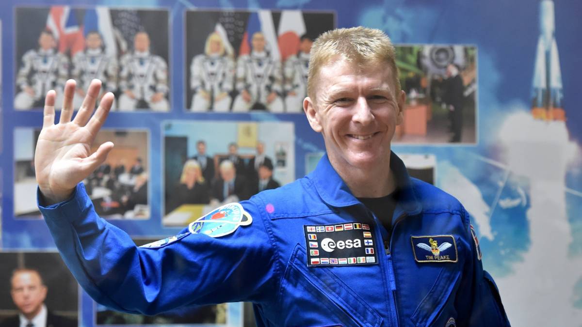 Astronaut belt aarde: Hello? Is this planet Earth?
