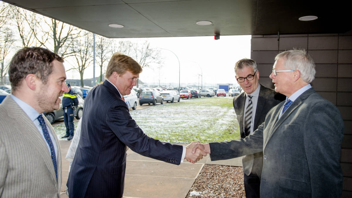 Koning bezoekt onverwacht het azc in Ter Apel