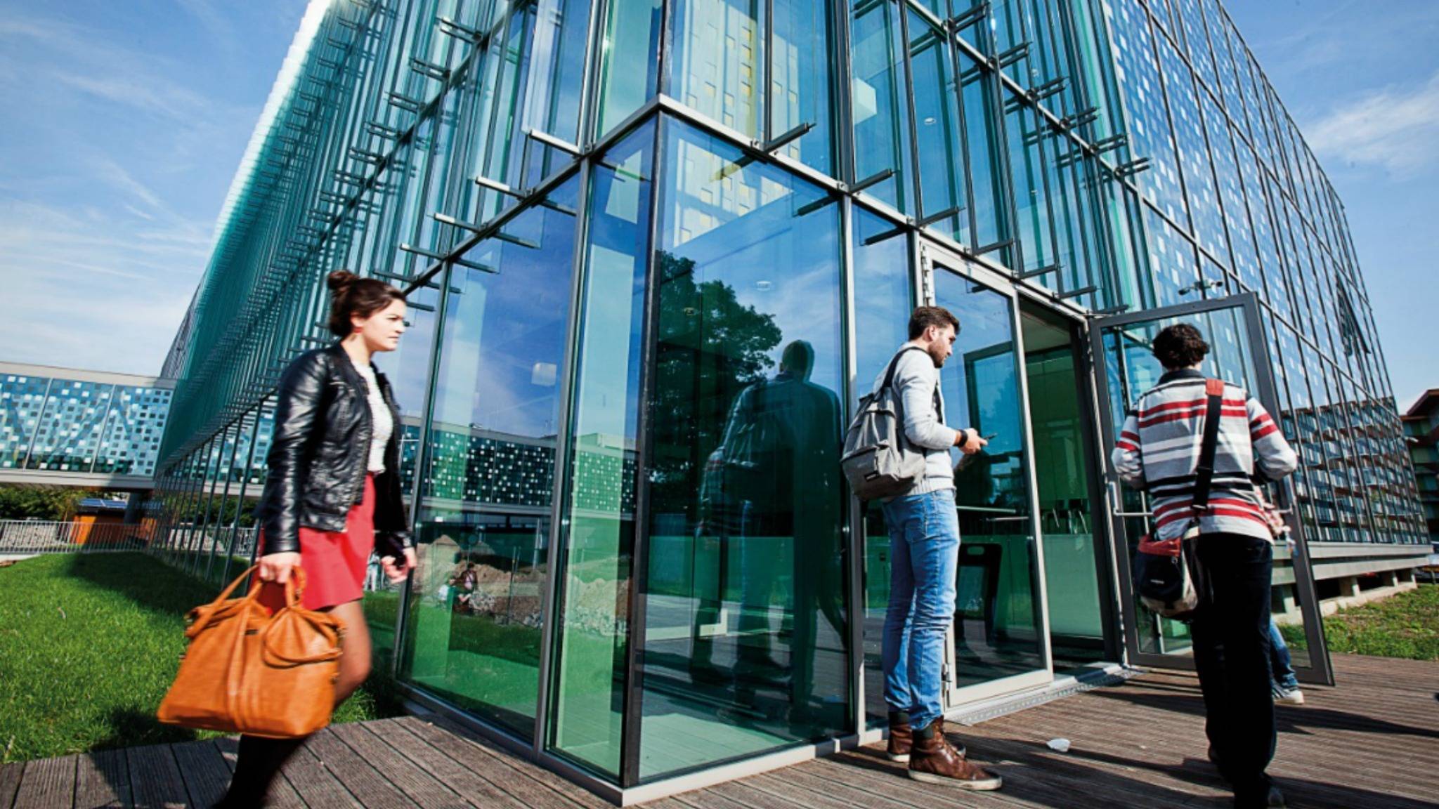 Hogeschool Ede begint opleiding bestrijding mensenhandel | NOS