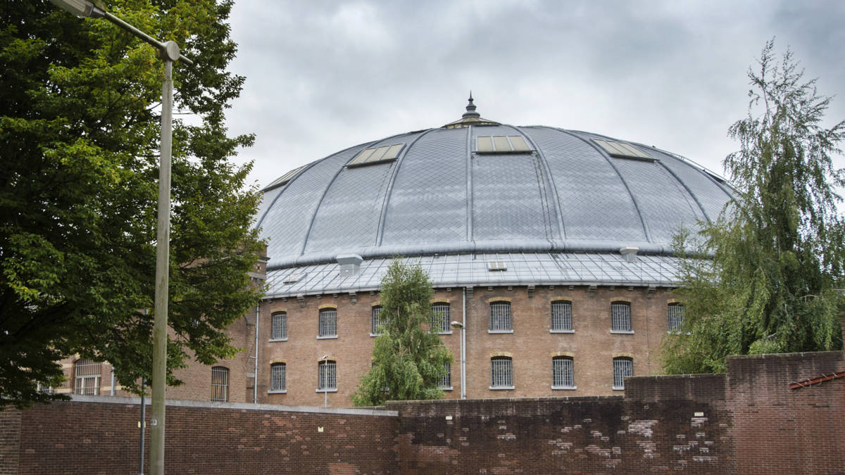 Gevangenis Arnhem blijft nog een jaar noodopvanglocatie