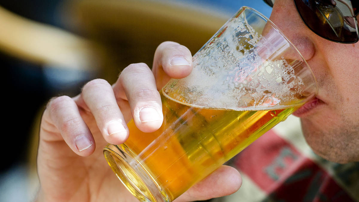 Binnenkort kun je bij tientallen winkels een biertje drinken