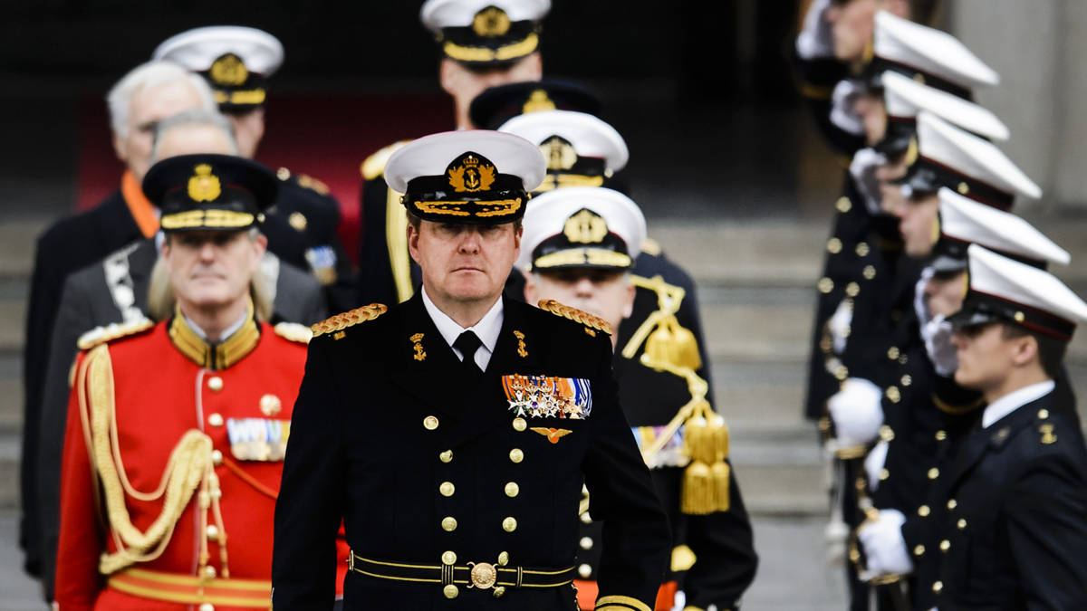 Nep of niet, het uniform zit de koning als gegoten