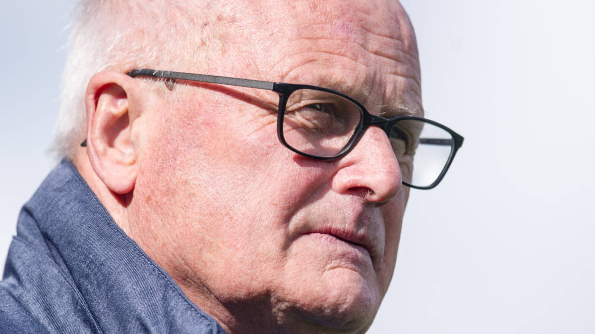 Foppe (73) kan het niet laten, terug op de bank