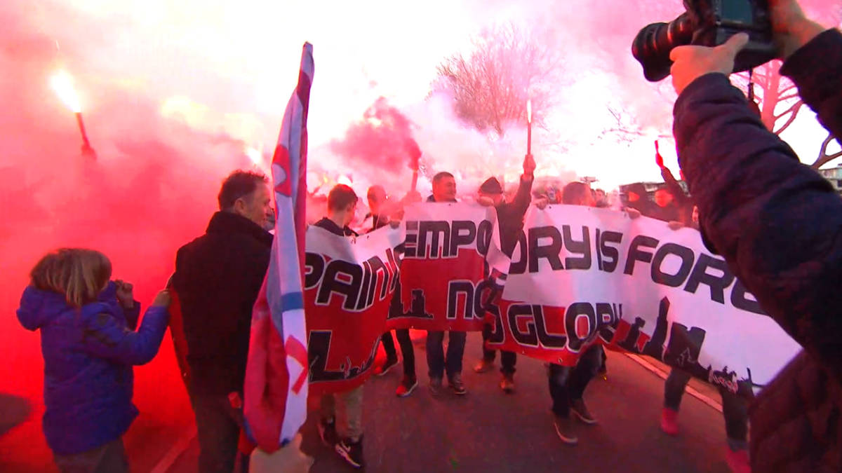 Supporters zwaaien spelers FC Utrecht uit
