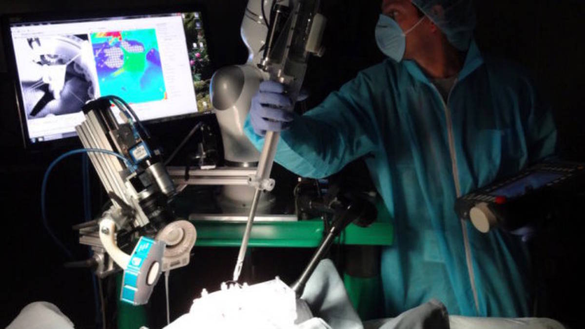 Onder het mes bij dokter robot