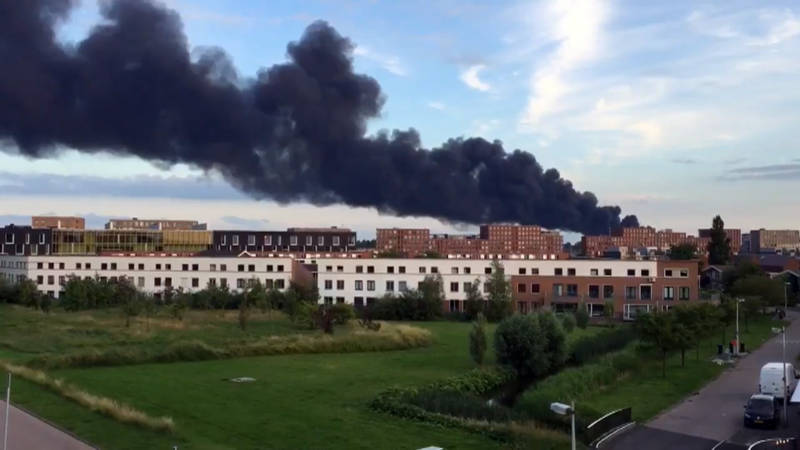 Nablussen brand bij bedrijf De Meern duurt nog de hele dag