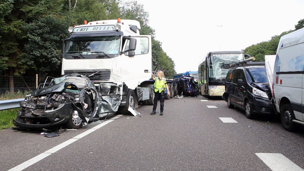 Groot ongeluk op snelweg in Brabant