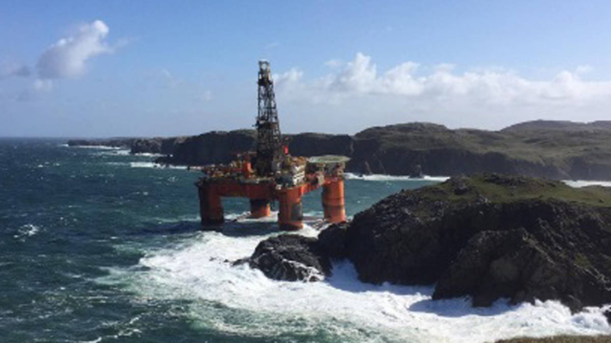 Boorplatform strandt op Schotse kust