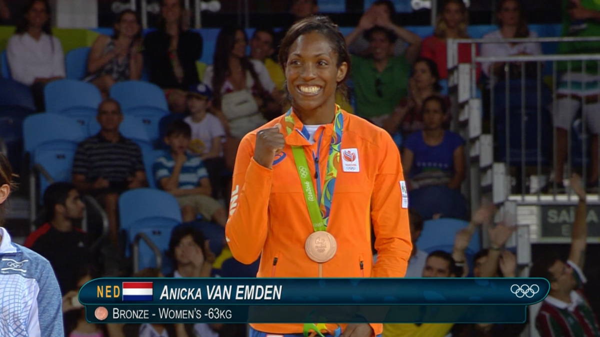 Van Emden krijgt brons omgehangen