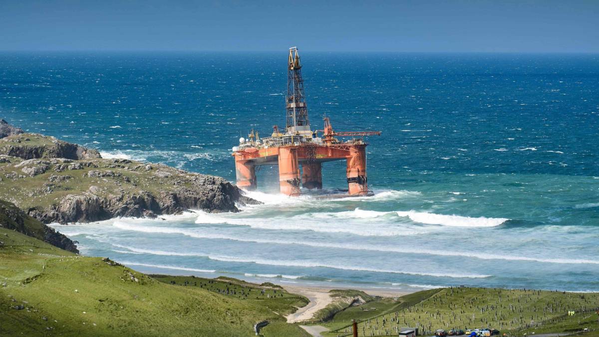 Boorplatform ligt nog steeds op Schotse kust