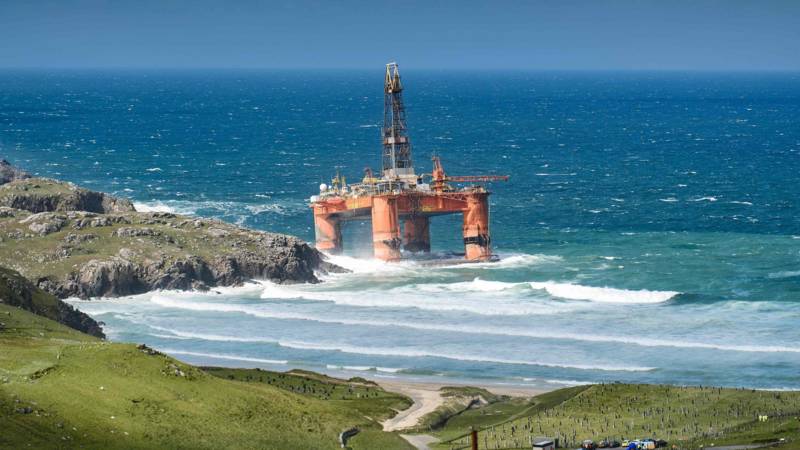 Boorplatform ligt nog steeds op Schotse kust