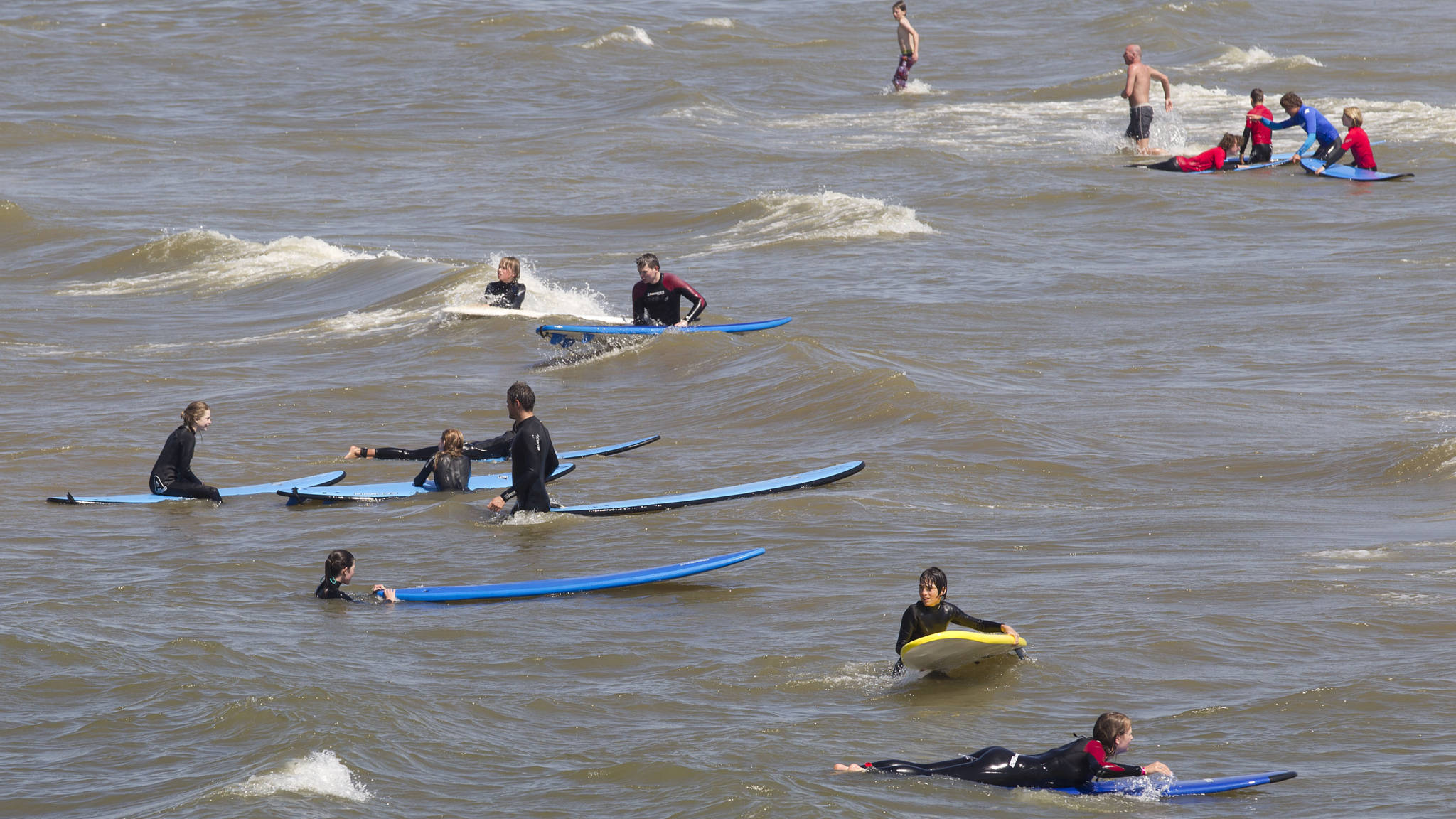 Gevaarlijke situaties door golfsurf-tsunami in Scheveningen | NOS