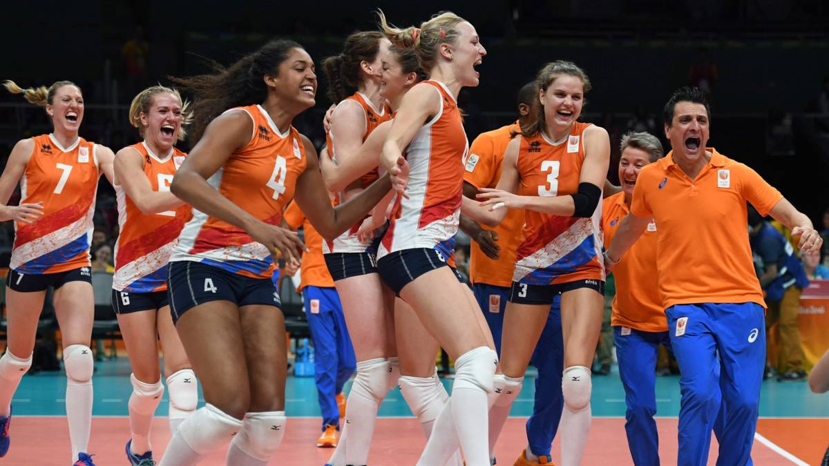 Volleybalsters denderen door naar halve finales