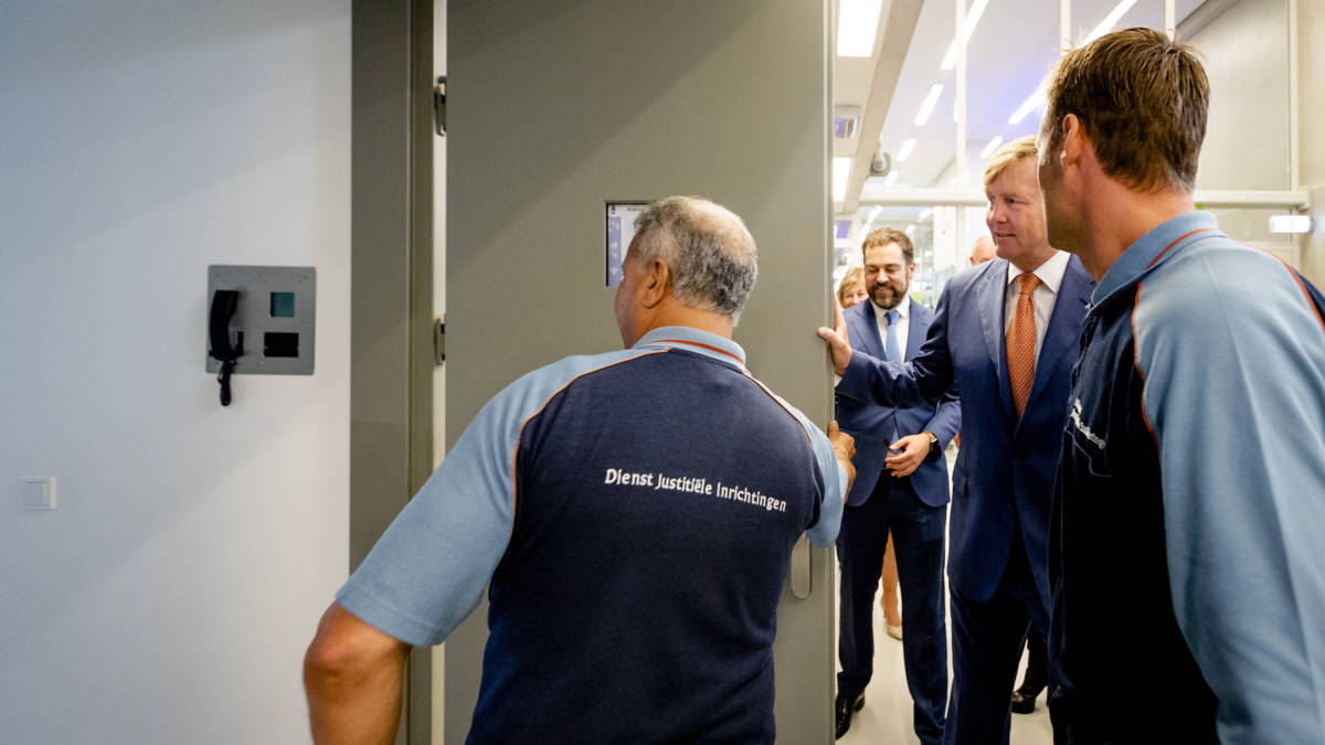 Koning opent grootste gevangenis van Nederland