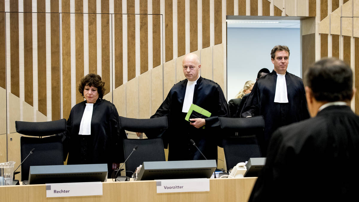 Advocaat van Wilders wraakt rechter, zaak ligt stil