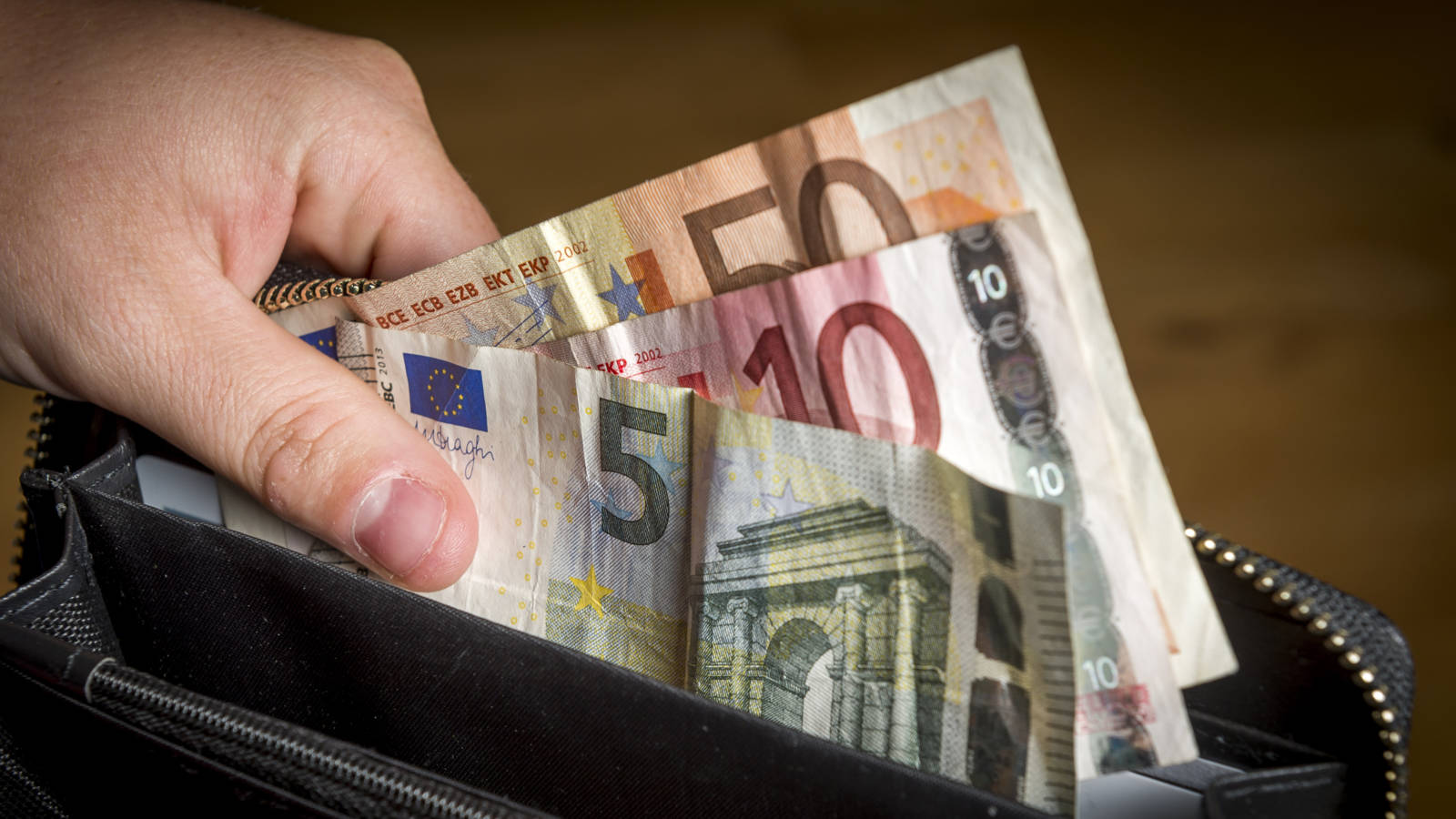 'Contant geld verdwijnt uit de samenleving' | Nieuwsuur