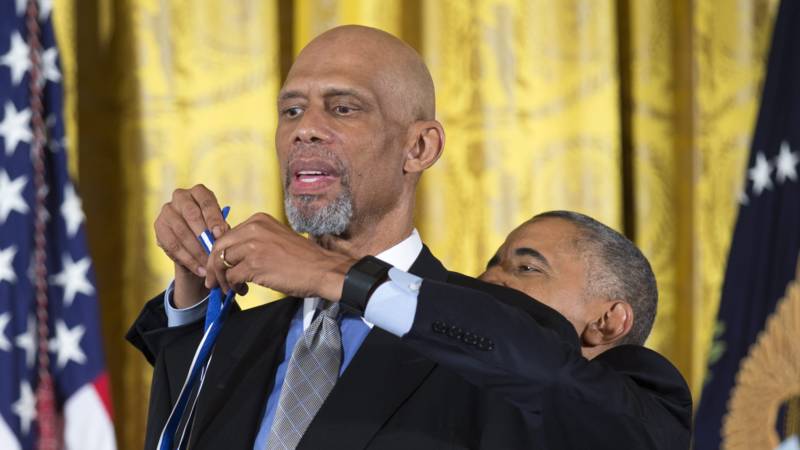 Obama eert levende legendes Jordan en Abdul-Jabbar