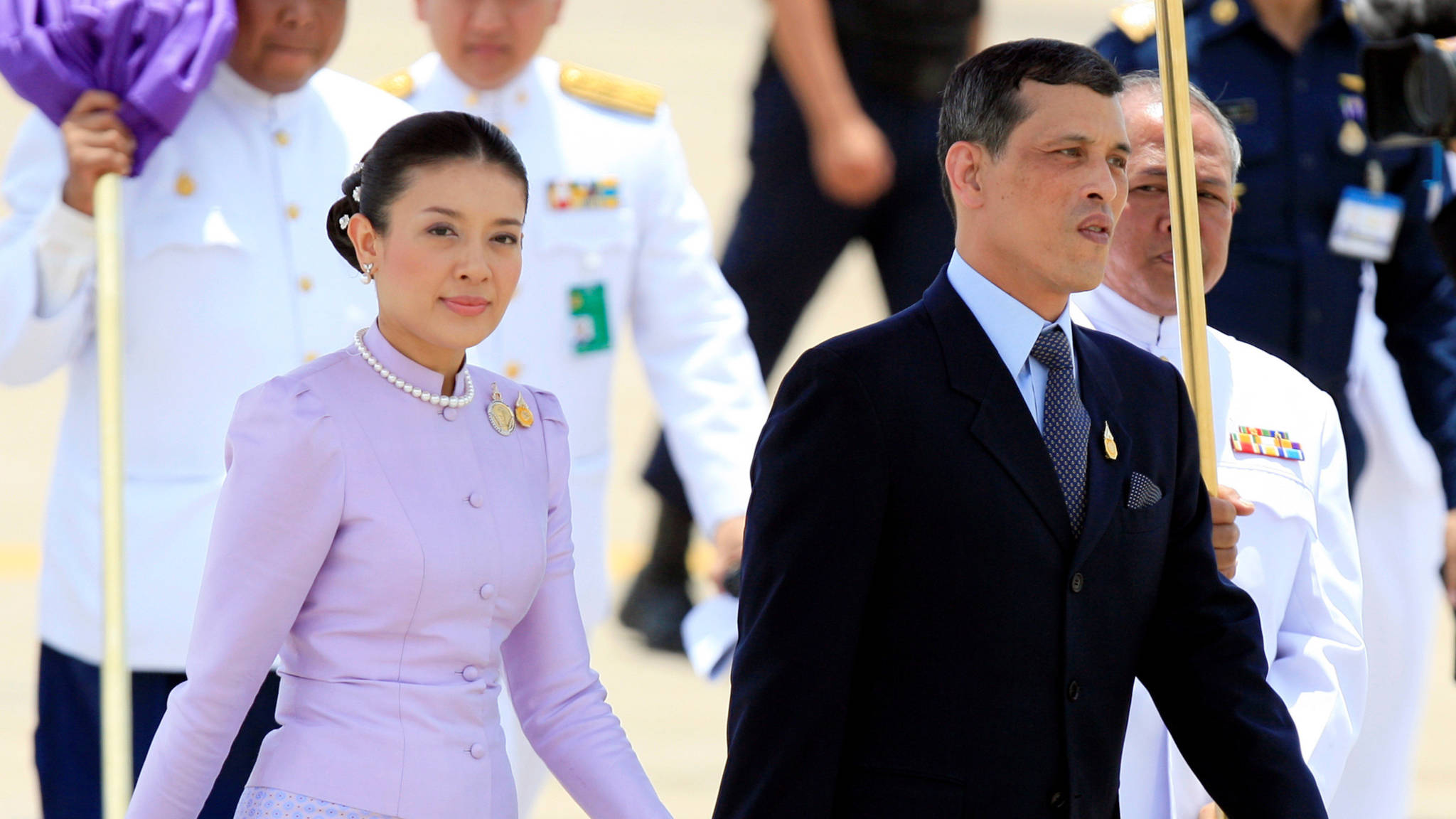 Playboy met poedel is de nieuwe koning van Thailand | NOS