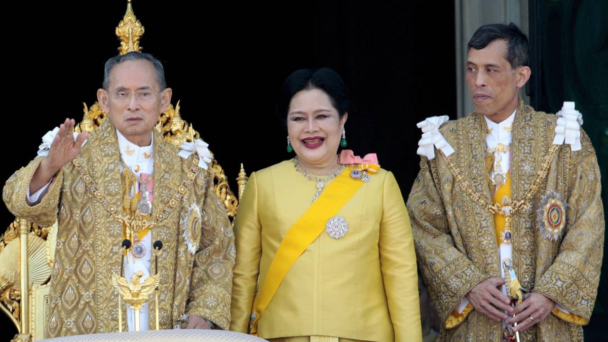 Playboy met poedel is de nieuwe koning van Thailand | NOS