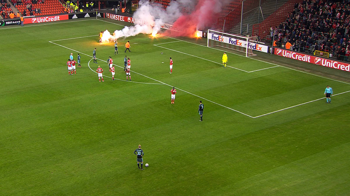 Standard-Ajax even stilgelegd door vuurwerk