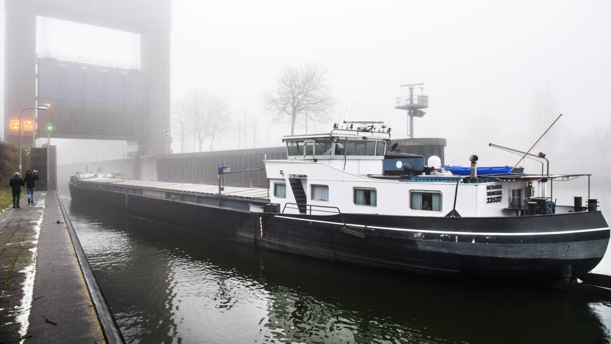 Eerste schepen verlaten Maas-Waalkanaal bij Weurt