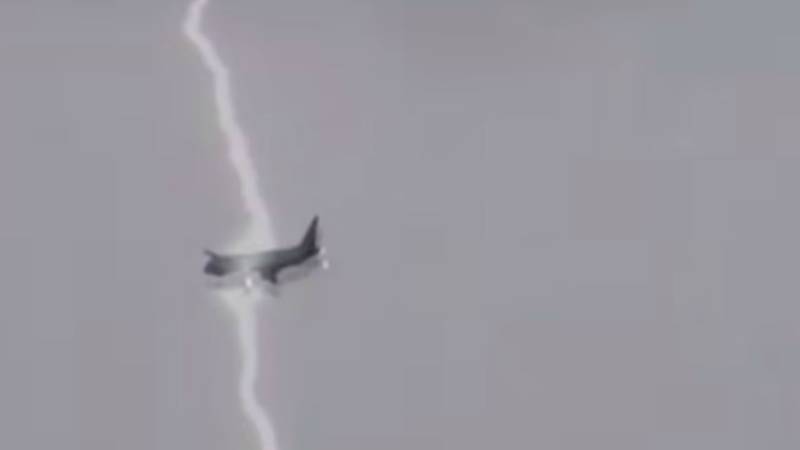 Blikseminslag in vliegtuig gefilmd