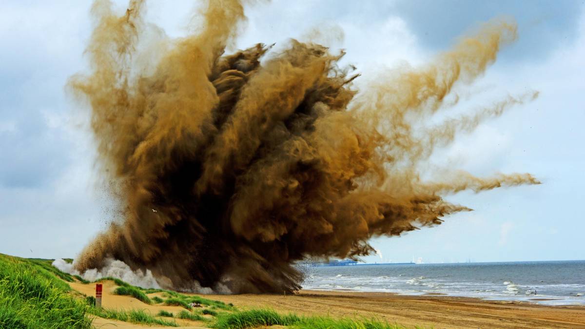 Defensie laat unieke Duitse bommen ontploffen op strand Bloemendaal