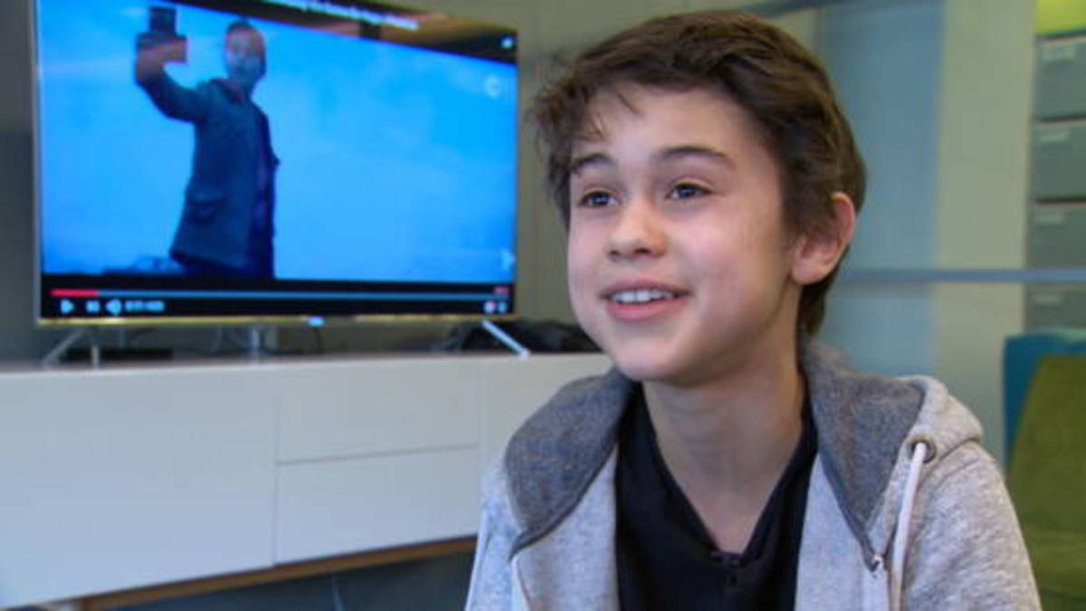 Samuel (13) speelt in videoclip met 65 YouTubers