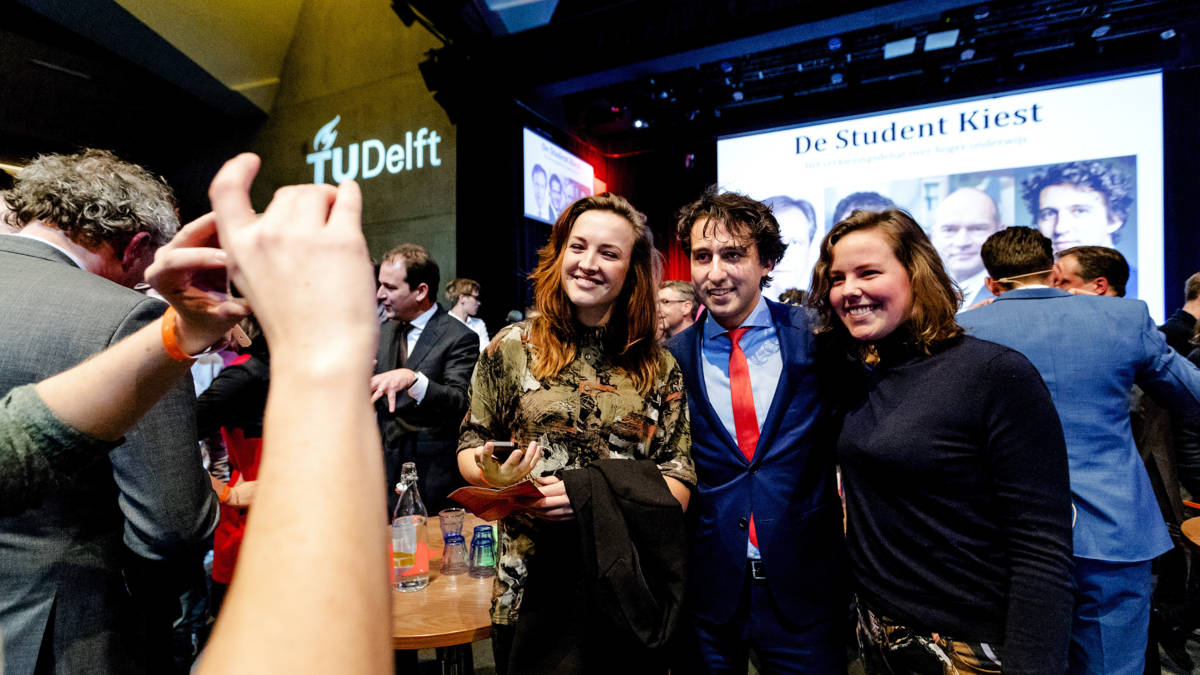 Basisbeurs, ov-kaart en innovatie: vier lijsttrekkers sparren op de TU ...