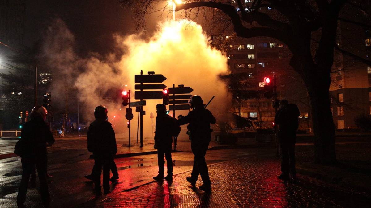 Weer rellen in voorstad Parijs, situatie blijft broeien