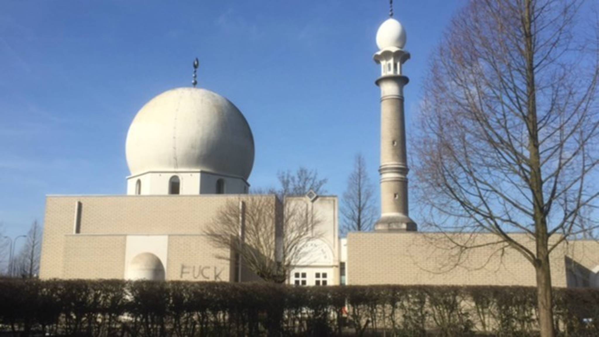 Molukse moskee Waalwijk beklad | NOS