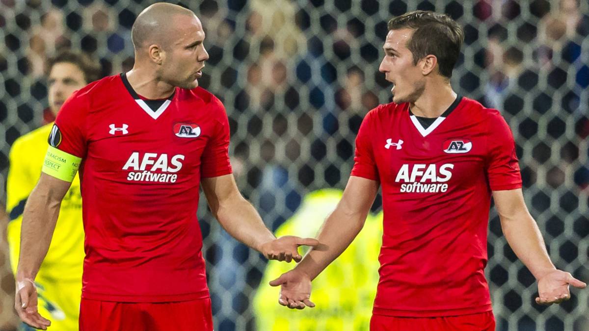 Spelers AZ maken gebaar naar fans