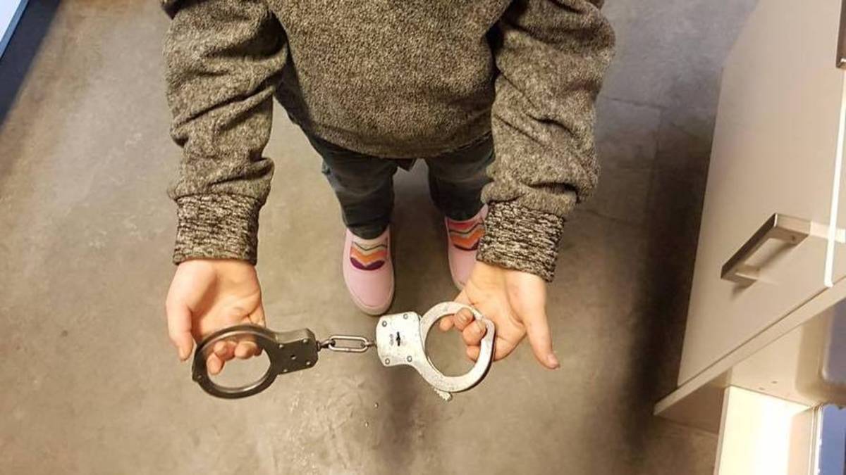 Oeps: kind in de boeien tijdens de les (en de sleutel is kwijt)