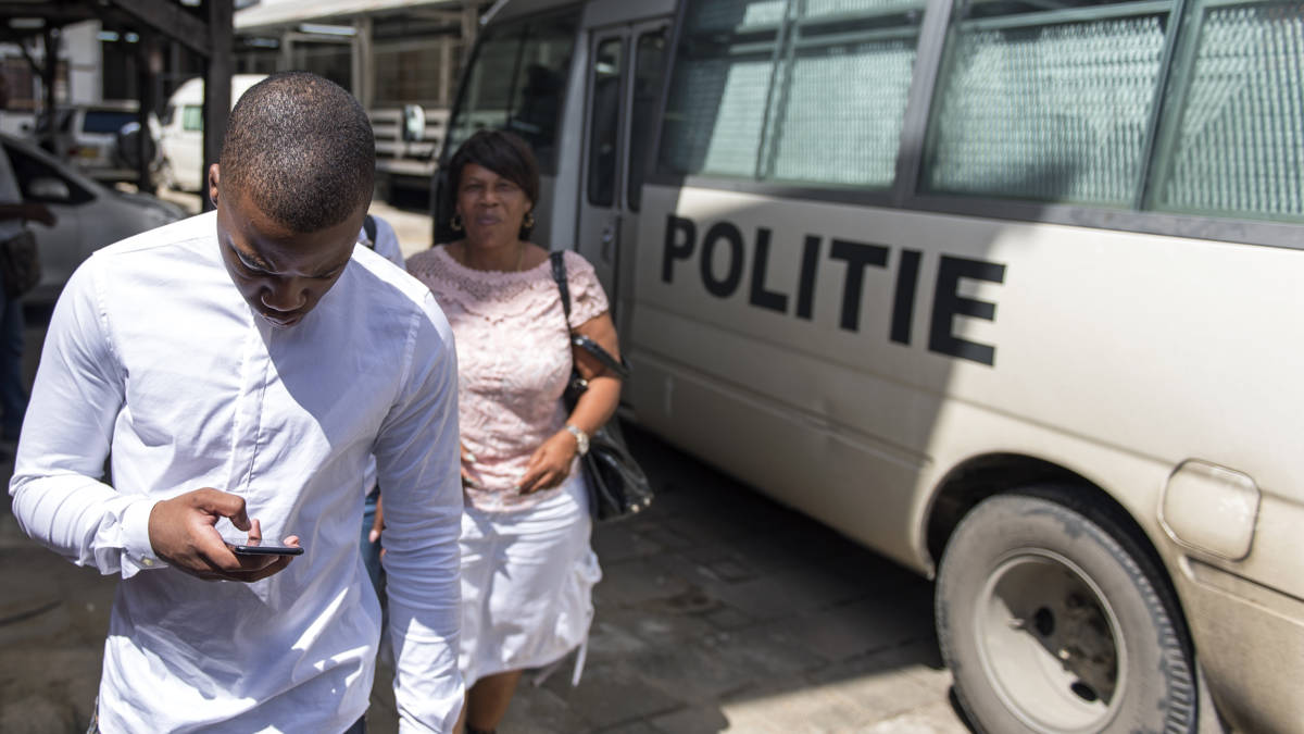 Rappers SFB zijn weer vrij en genieten van bami met kip