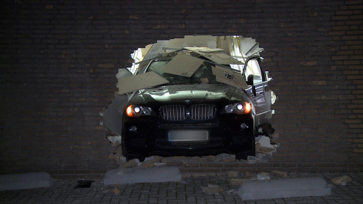 Dieven rijden met auto in de Action