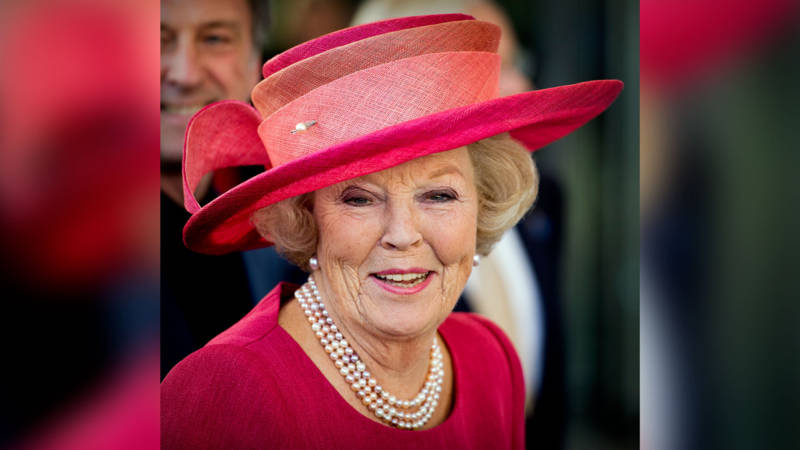 111 hoeden van Beatrix nu te zien in het Loo | NOS