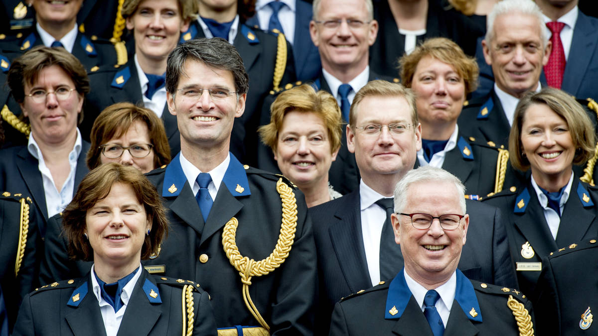 24 politiemensen verdienen meer dan minister en topman Akerboom