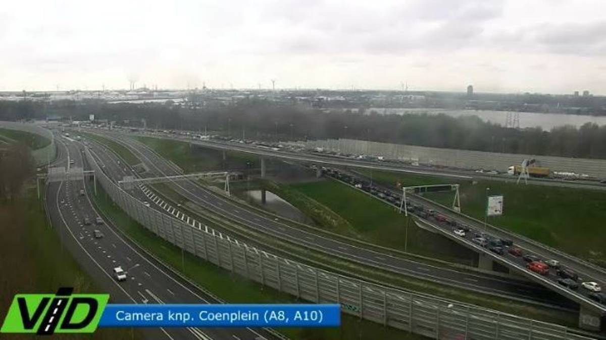 Automobilisten rijden door berm bij afgesloten Coentunnel