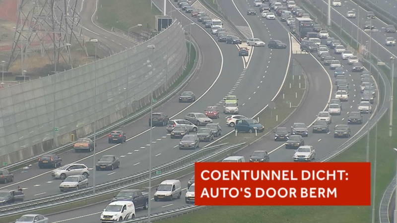 Automobilisten rijden door berm bij afgesloten Coentunnel