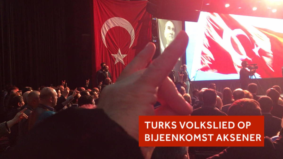 Turks volkslied op bijeenkomst Aksener