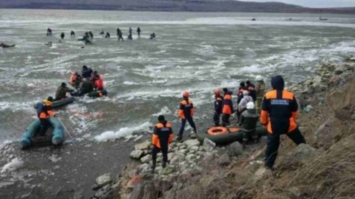 Siberische ijsvissers van ijsschots gered