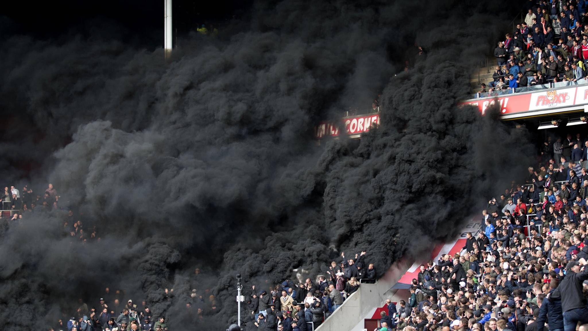 'Ik kon dertig seconden niet ademhalen' door PSV-rookbom | NOS