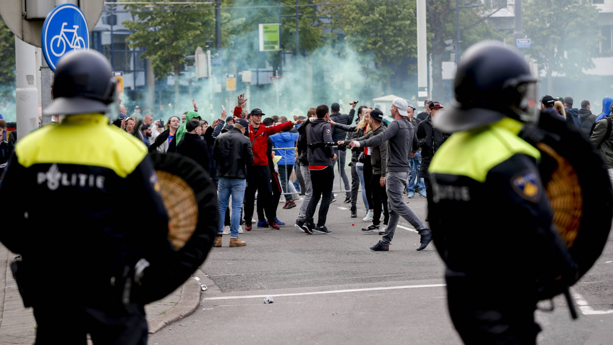 Tientallen hooligans Rotterdam zitten nog vast