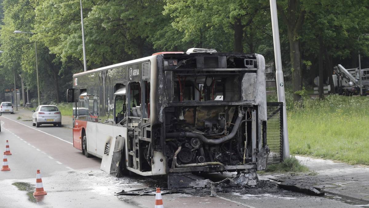 Tilburgse stadsbus vliegt in brand