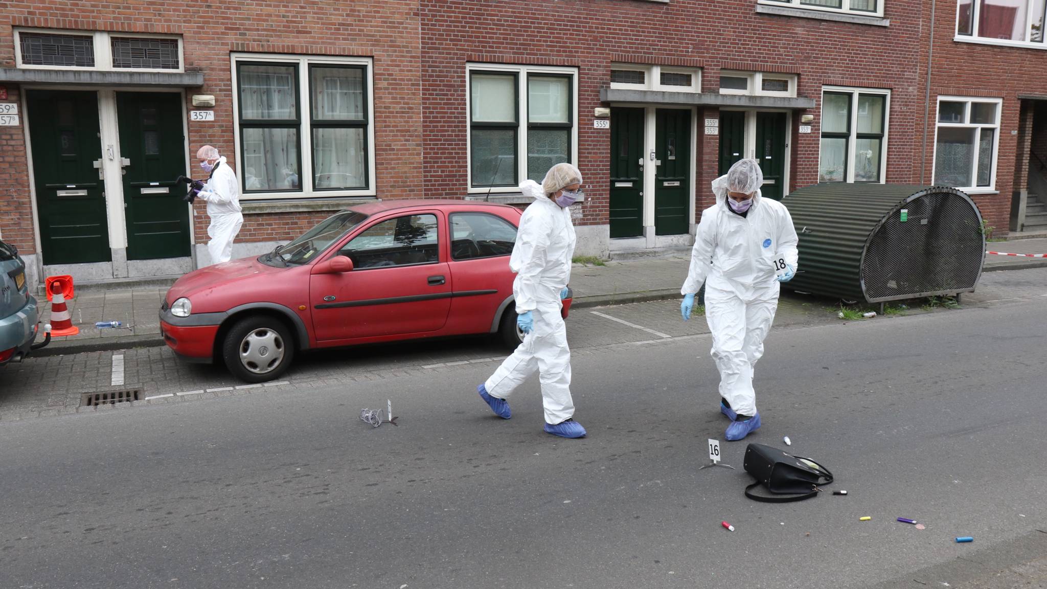 Vrouw zwaargewond bij burenruzie Rotterdam, dader schiet zichzelf dood ...